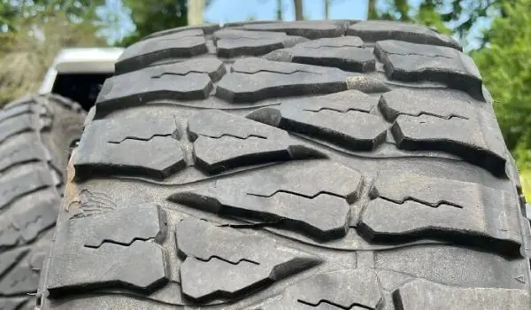 Tire Size 33x12.50r20 vs 305/55r20 - Comparison TABLE